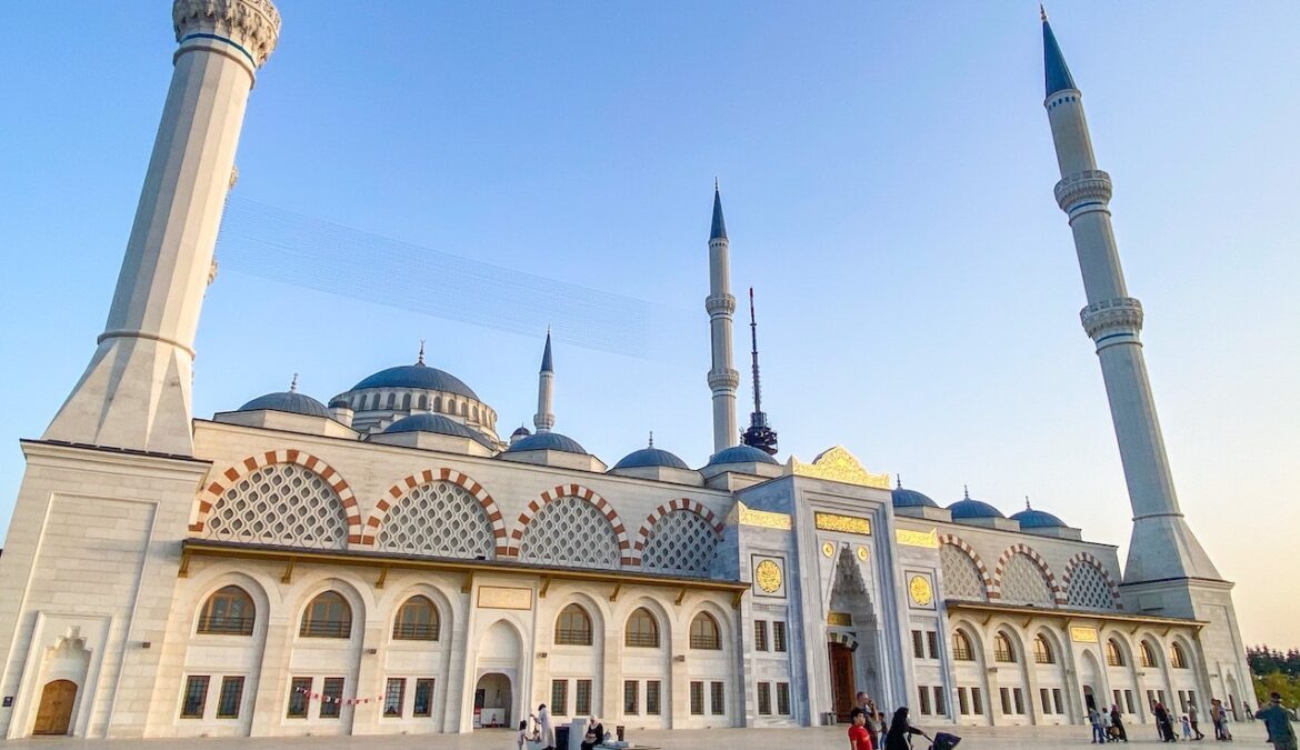 How to Visit Camlica Mosque in Istanbul. Turkey's Biggest Mosque!